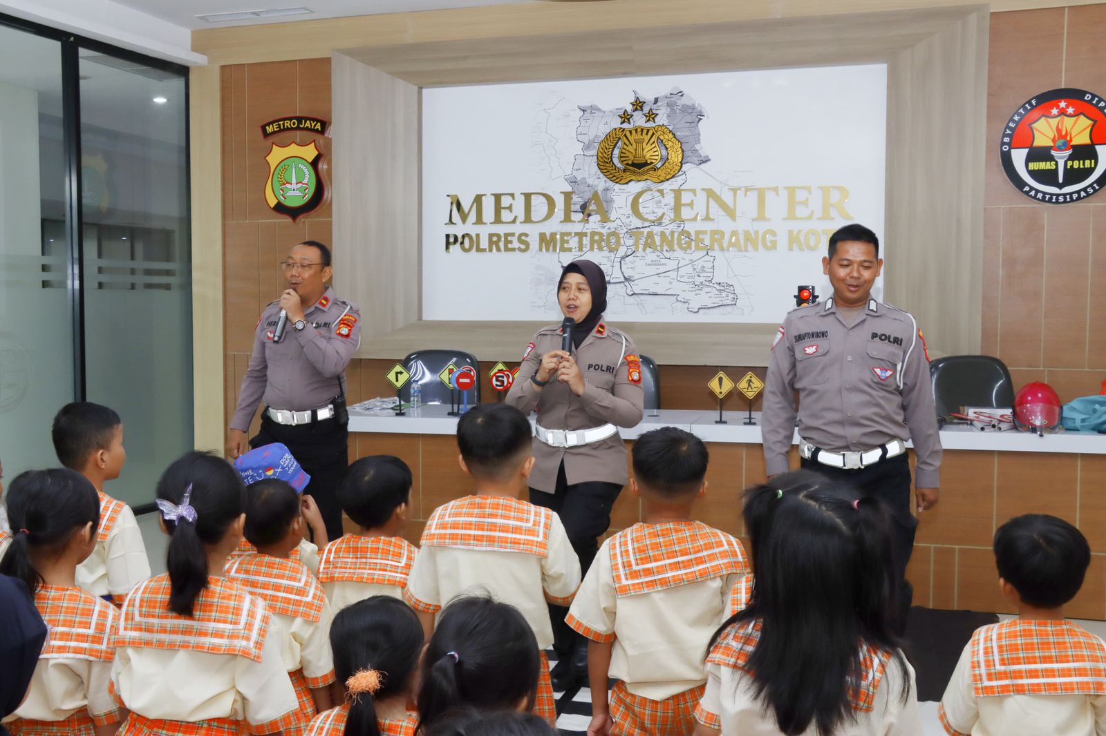 Kenalkan Rambu Lalu Lintas, Satlantas Tangerang Kota Berikan Edukasi ke Anak TK - Berita Banten Satu